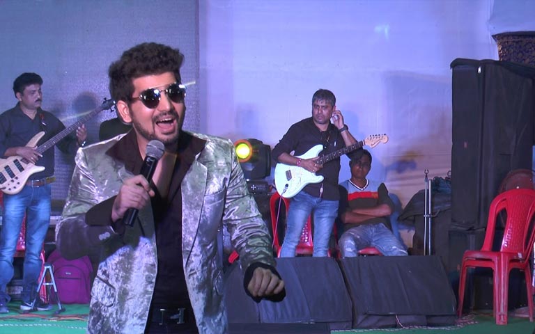 Vineet Singh - The talented Bollywood Singer | Otayo.com